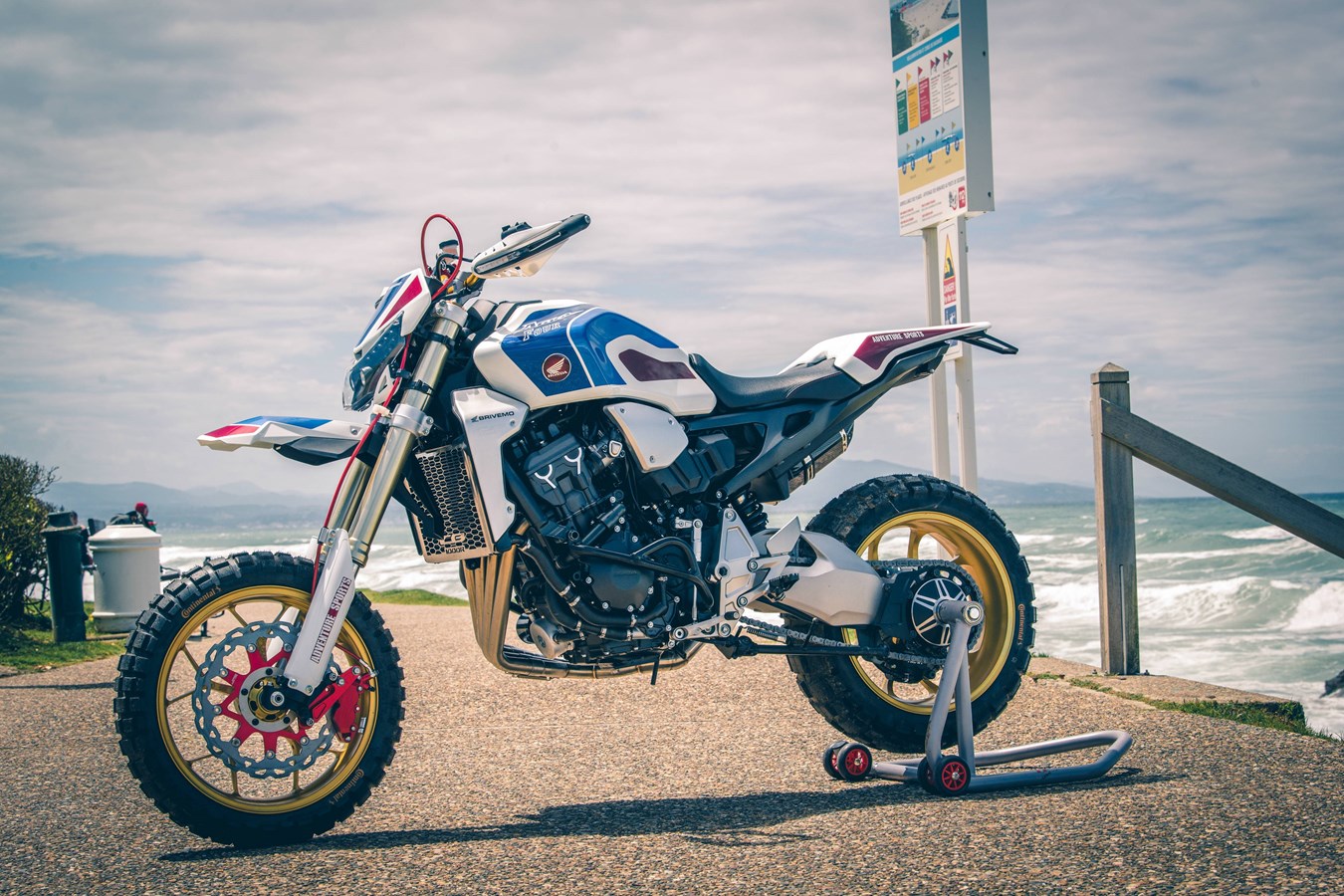 Τα custom CB1000R στο Wheels & Waves | MOTOMAG