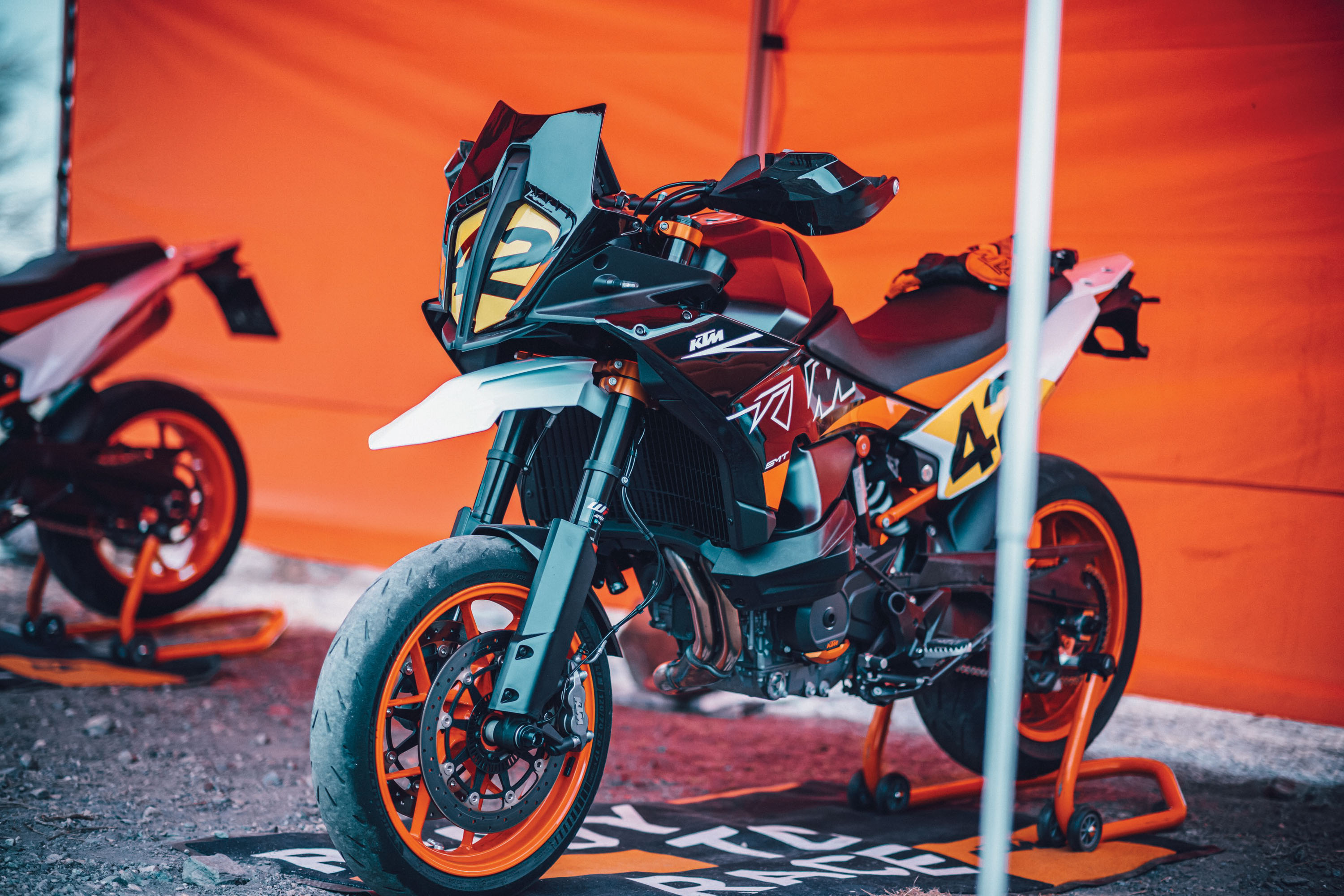 KTM 890 SMT 2023 επίσημες φωτό | MOTOMAG
